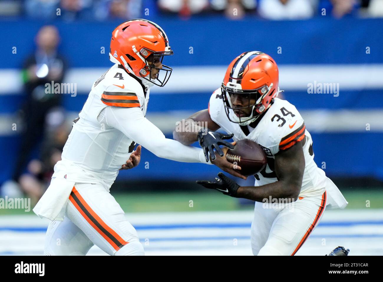 Cleveland Browns quarterback Deshaun Watson (4) hands the ball off to ...