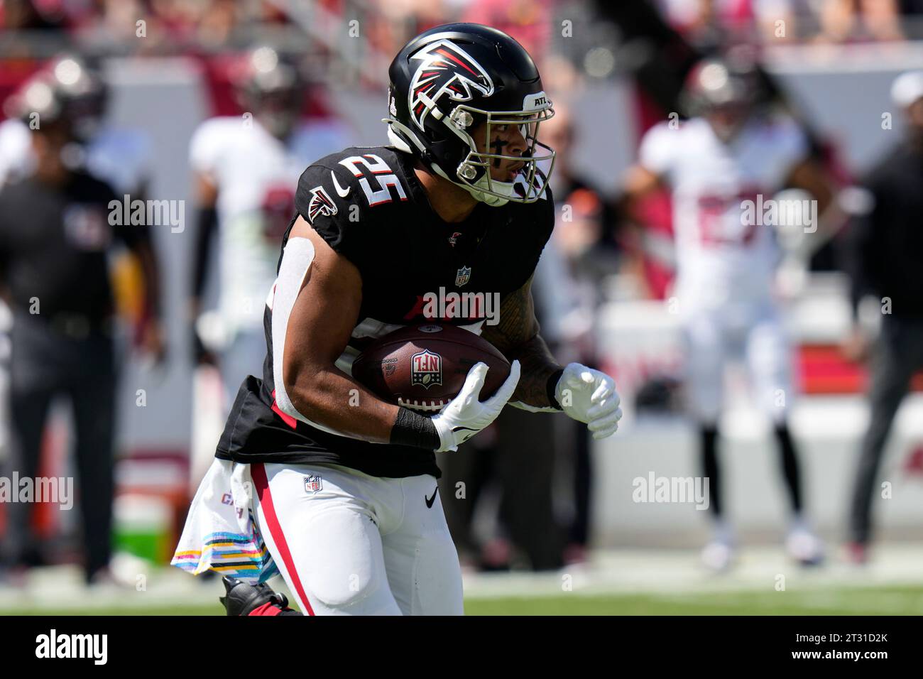 Atlanta Falcons running back Tyler Allgeier (25) runs against the Tampa ...