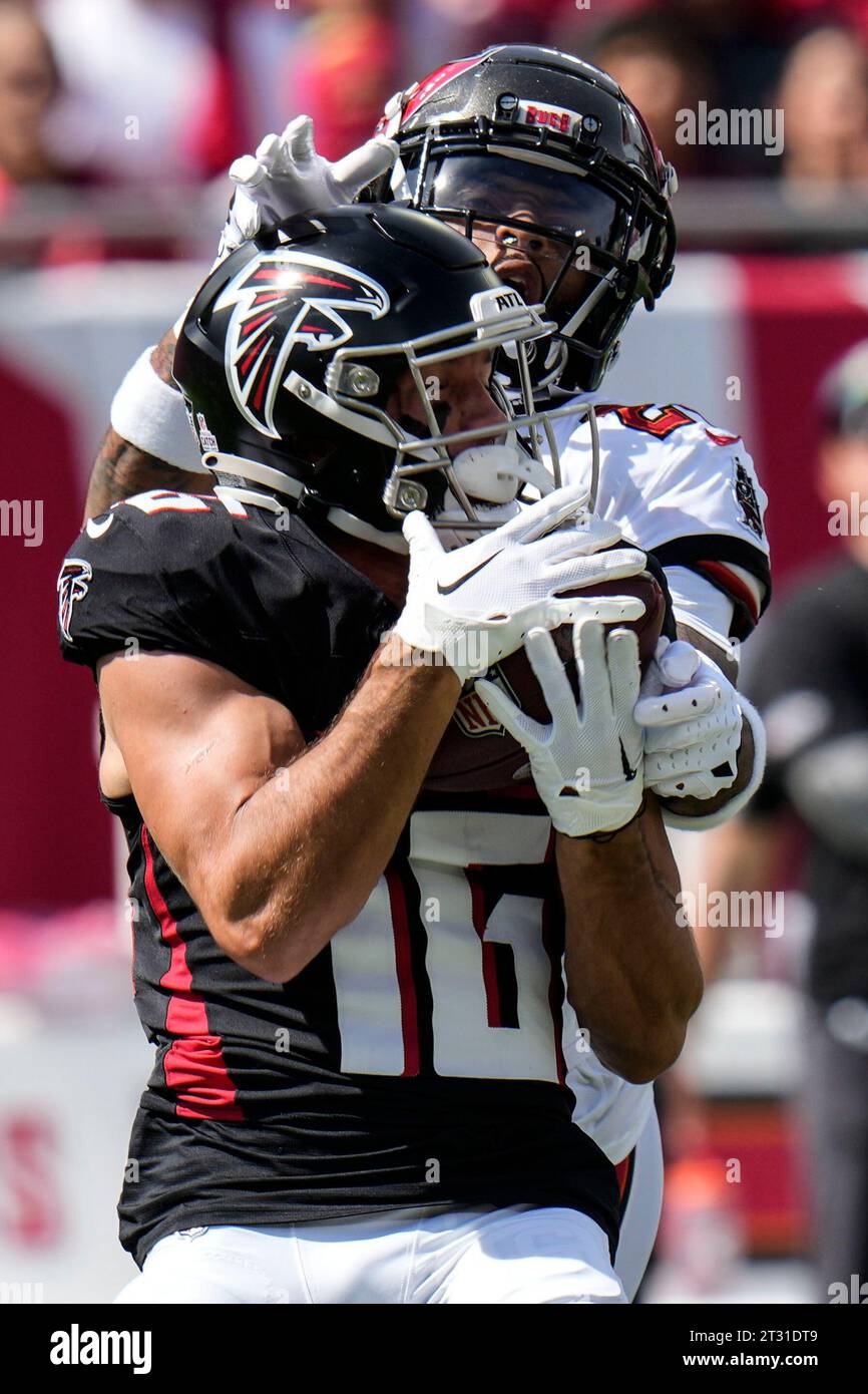 Atlanta Falcons wide receiver Scott Miller (16) makes the catch against ...
