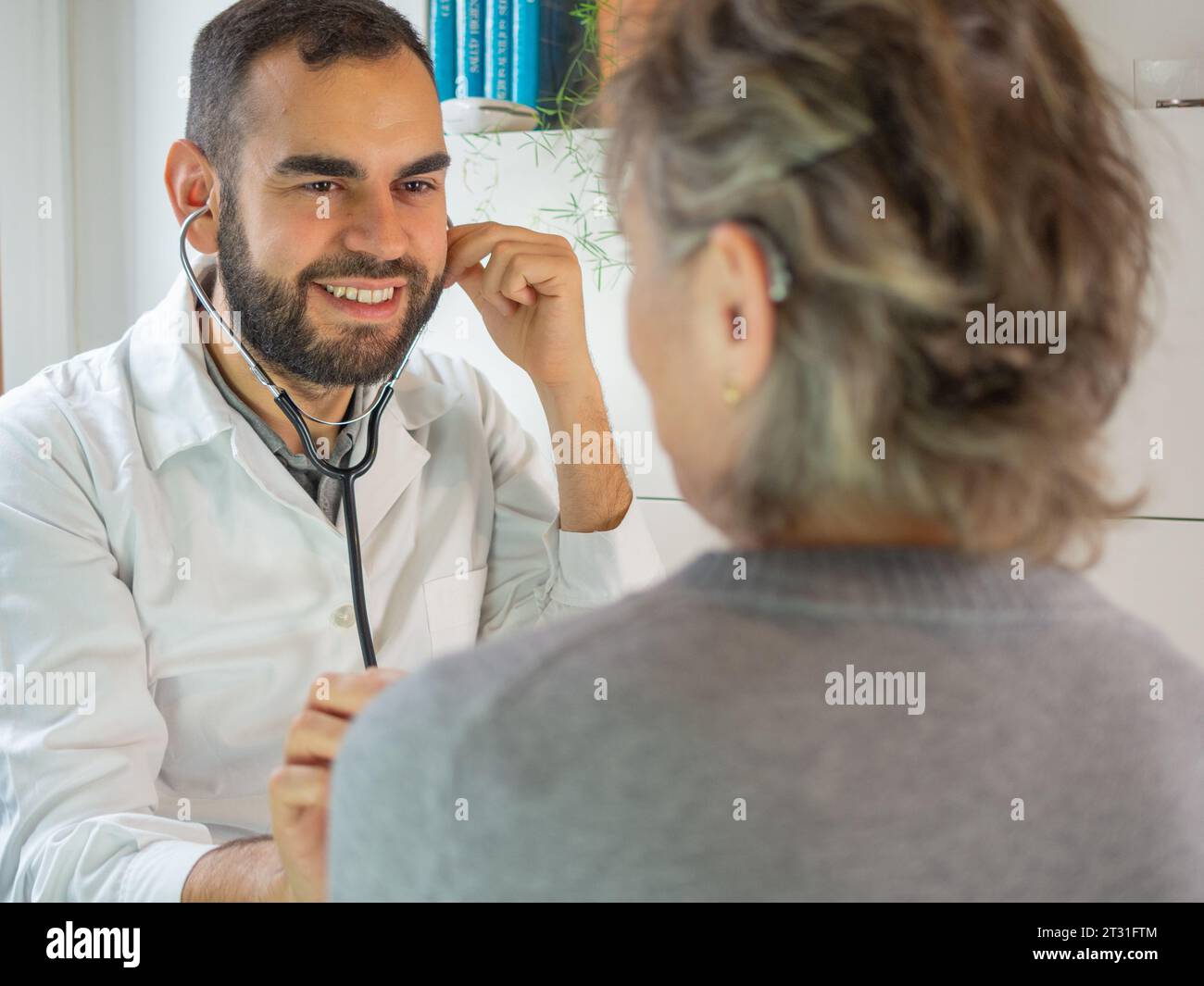 Doctor using a stethoscope hi-res stock photography and images - Alamy