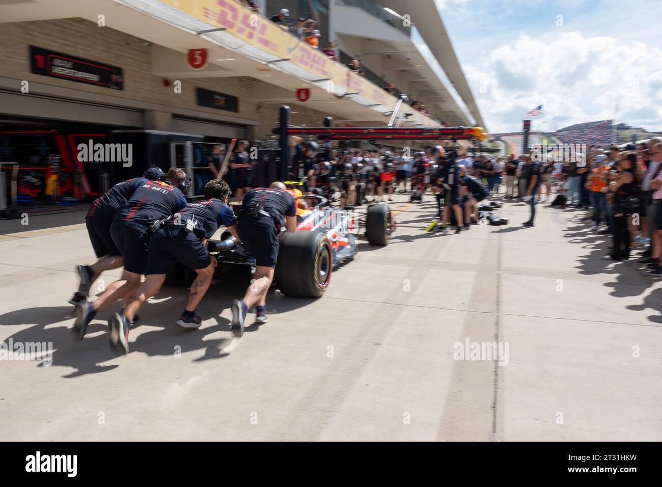 Pit crew red bull formula hi-res stock photography and images - Alamy