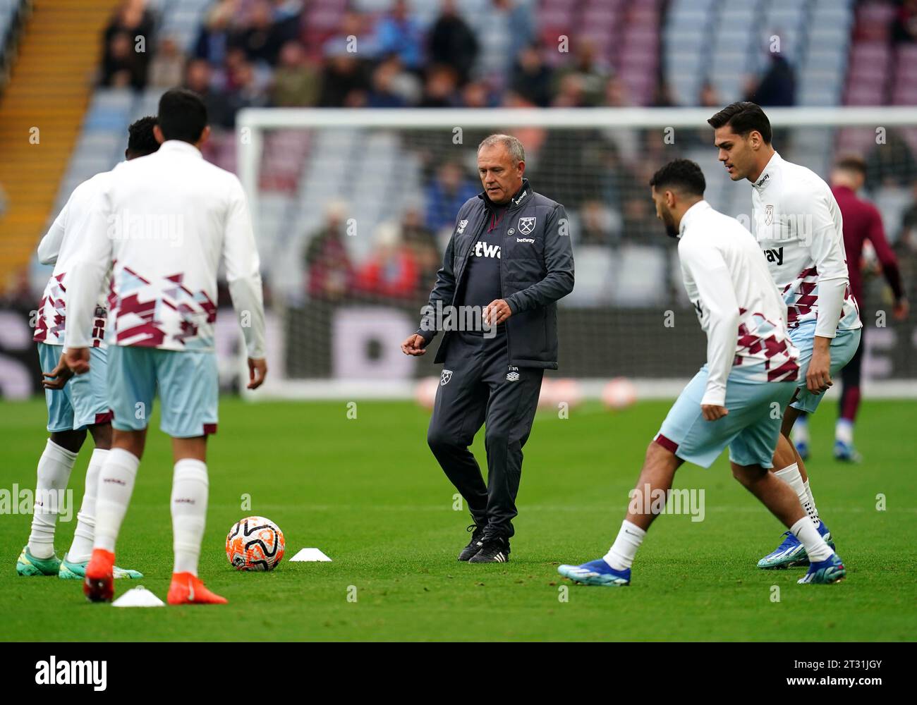 West Ham United first team coach Mark Robson (centre) ahead of the ...