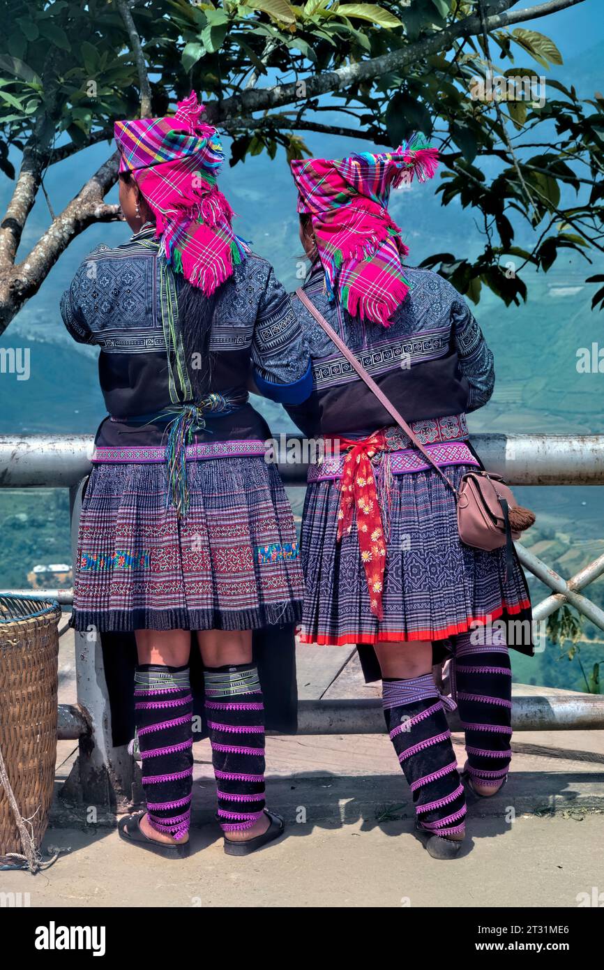 Flower Hmong women in traditional clothing, Mu Cang Chai, Yen Bai ...