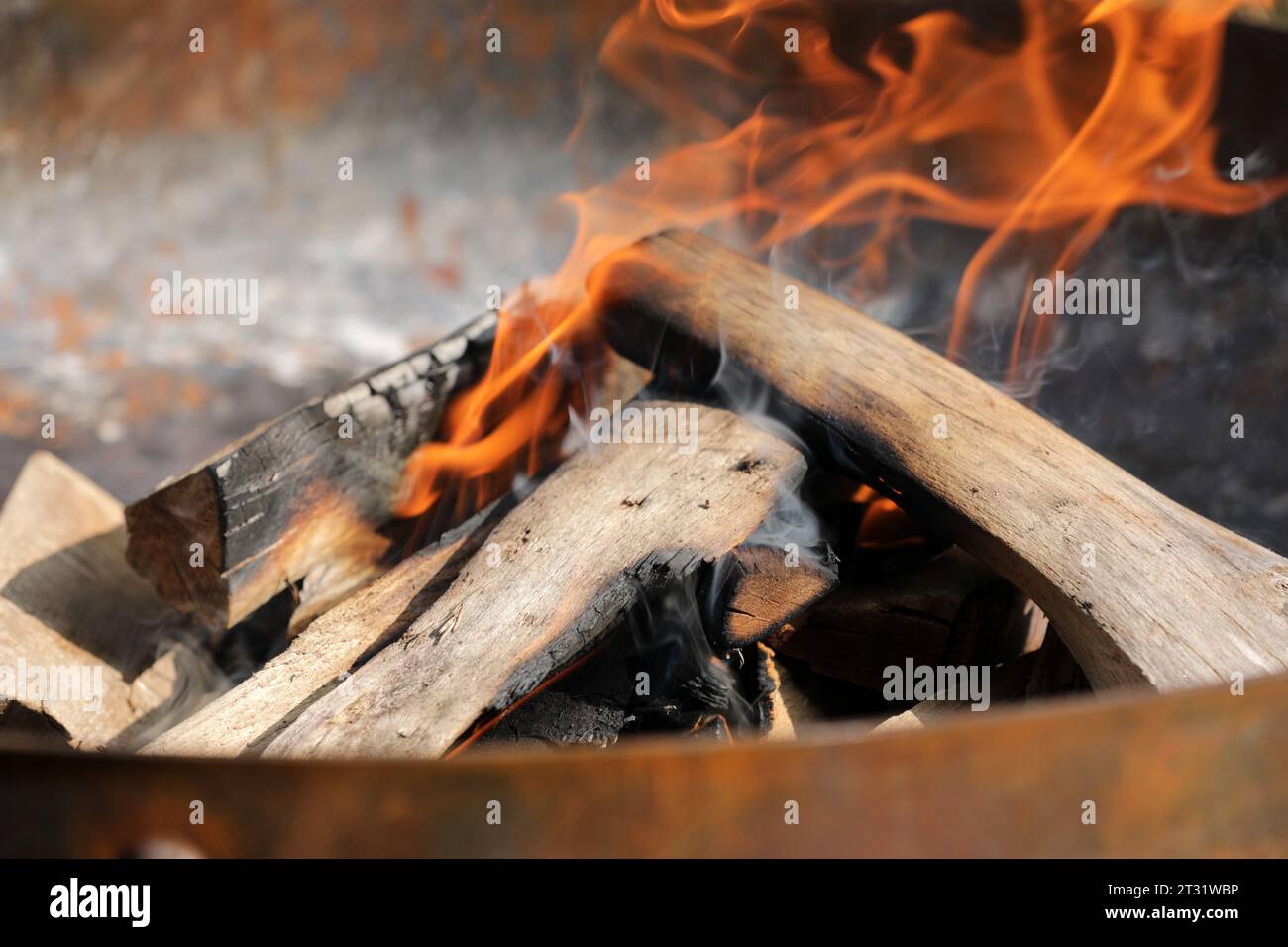 Fire campfire wood fire embers Stock Photo - Alamy