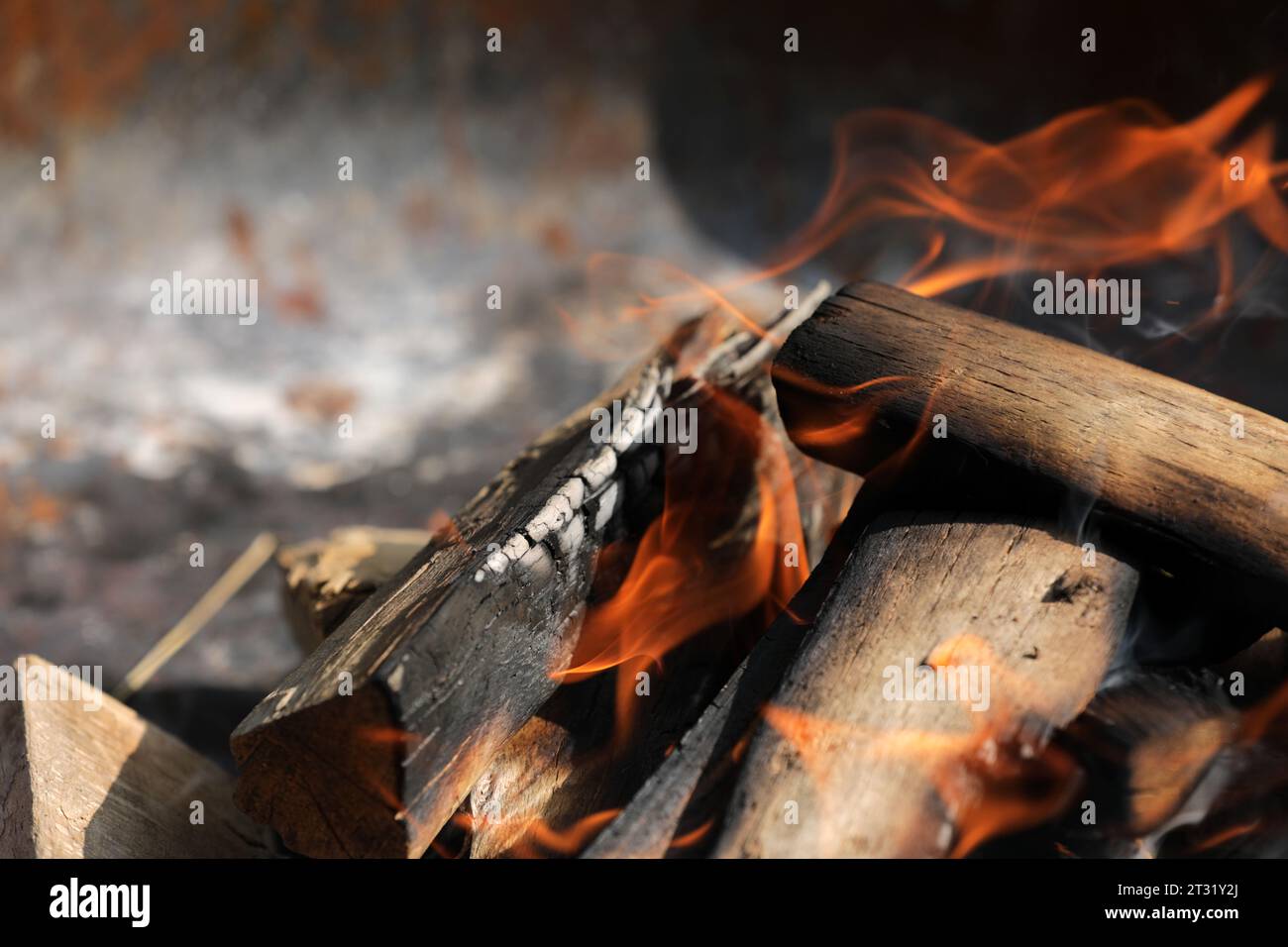 Fire campfire wood fire embers Stock Photo - Alamy