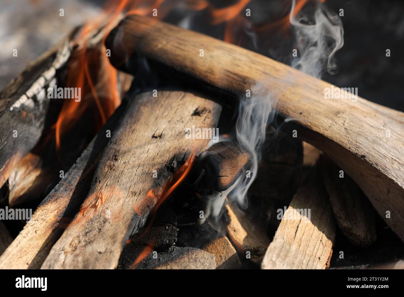 Fire campfire wood fire embers Stock Photo - Alamy