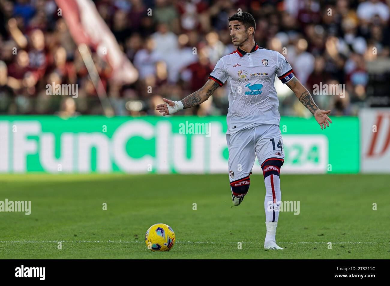 Cagliari's Italian midfielder Alessandro Deiola controls the ball ...
