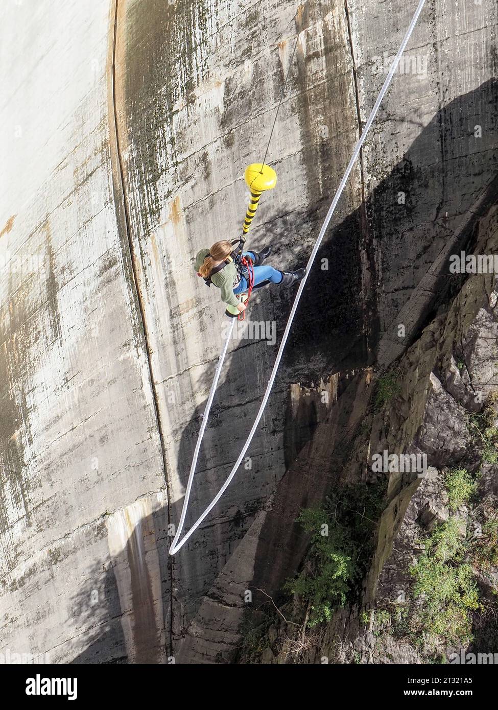 Contra Dam, Switzerland: Bunging jumping from the dam Stock Photo - Alamy