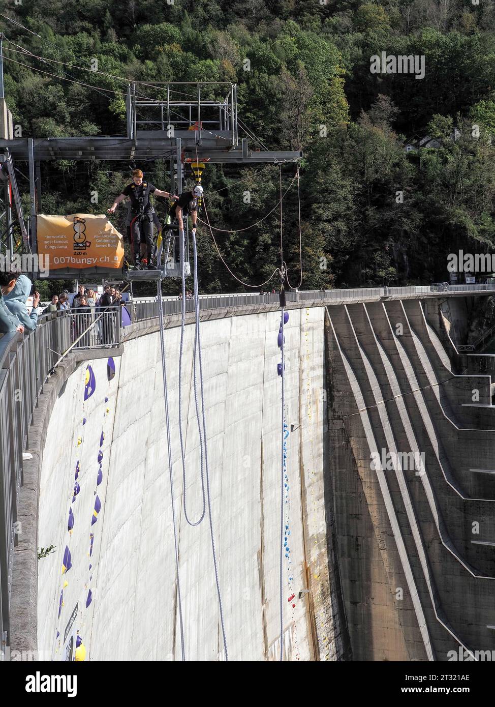 Bungee jump verzasca dam switzerland hi-res stock photography and ...