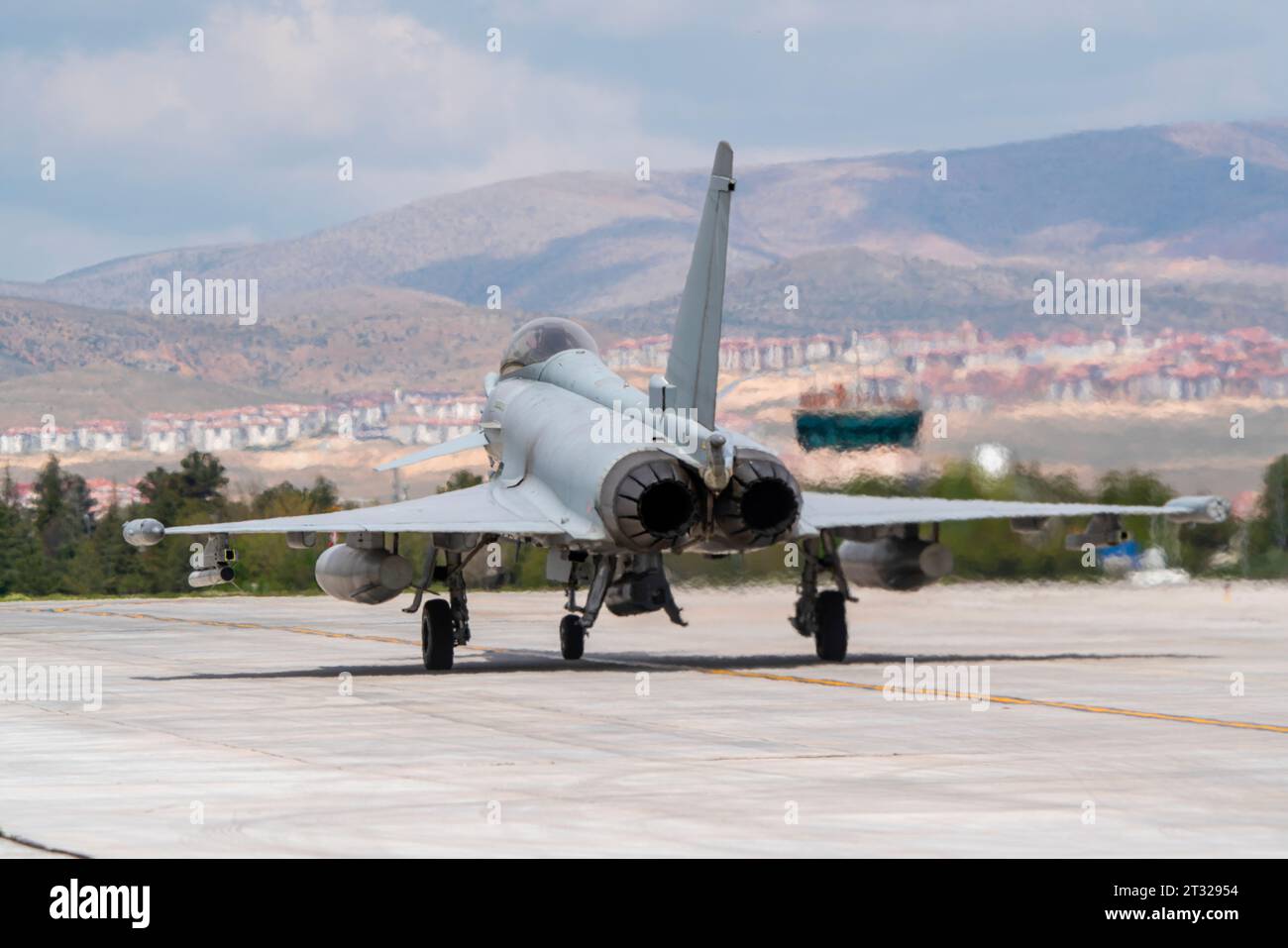 Fighter jet in a taxiing position Stock Photo - Alamy