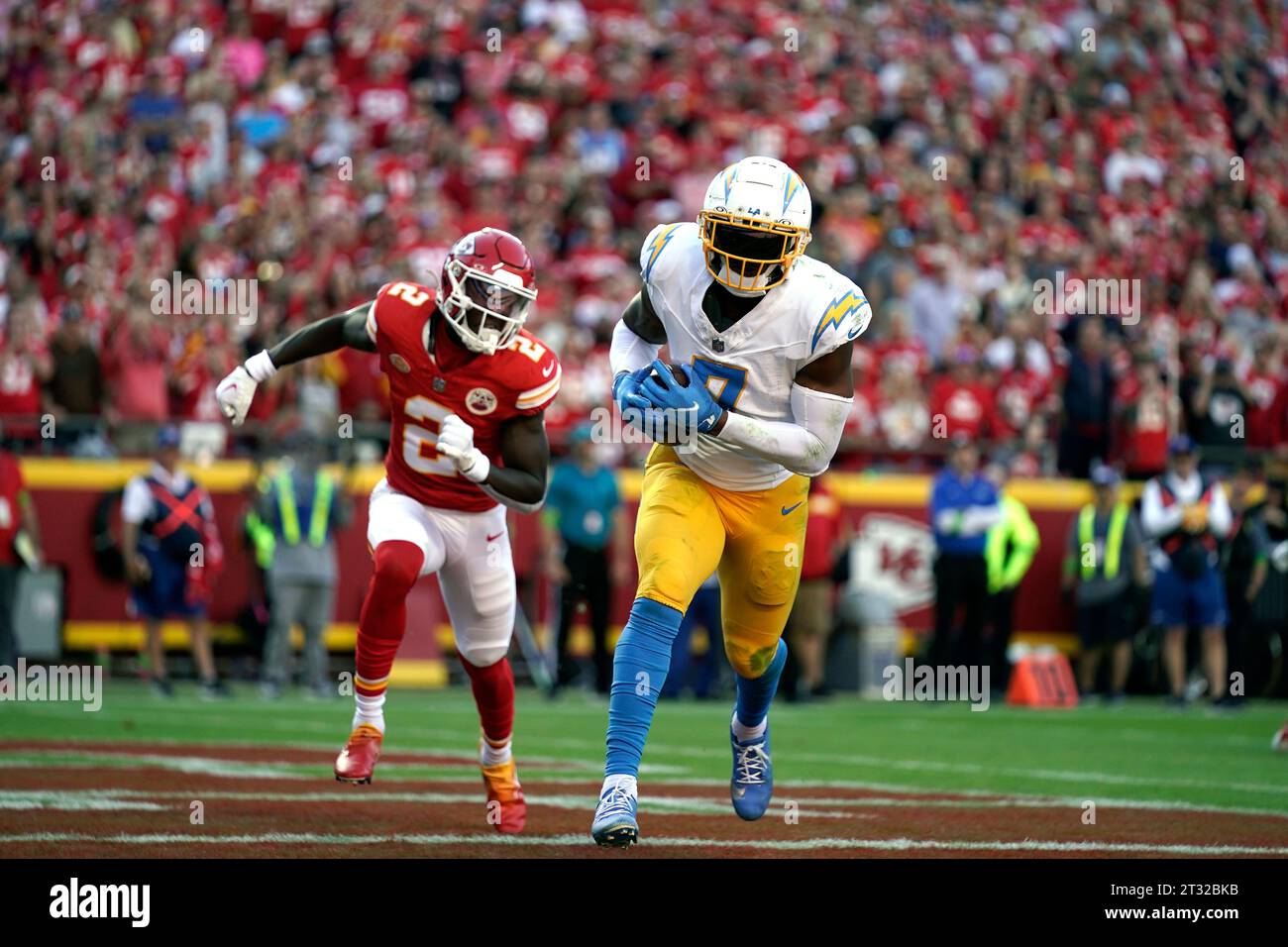 Los Angeles Chargers tight end Gerald Everett (7) catches a touchdown ...