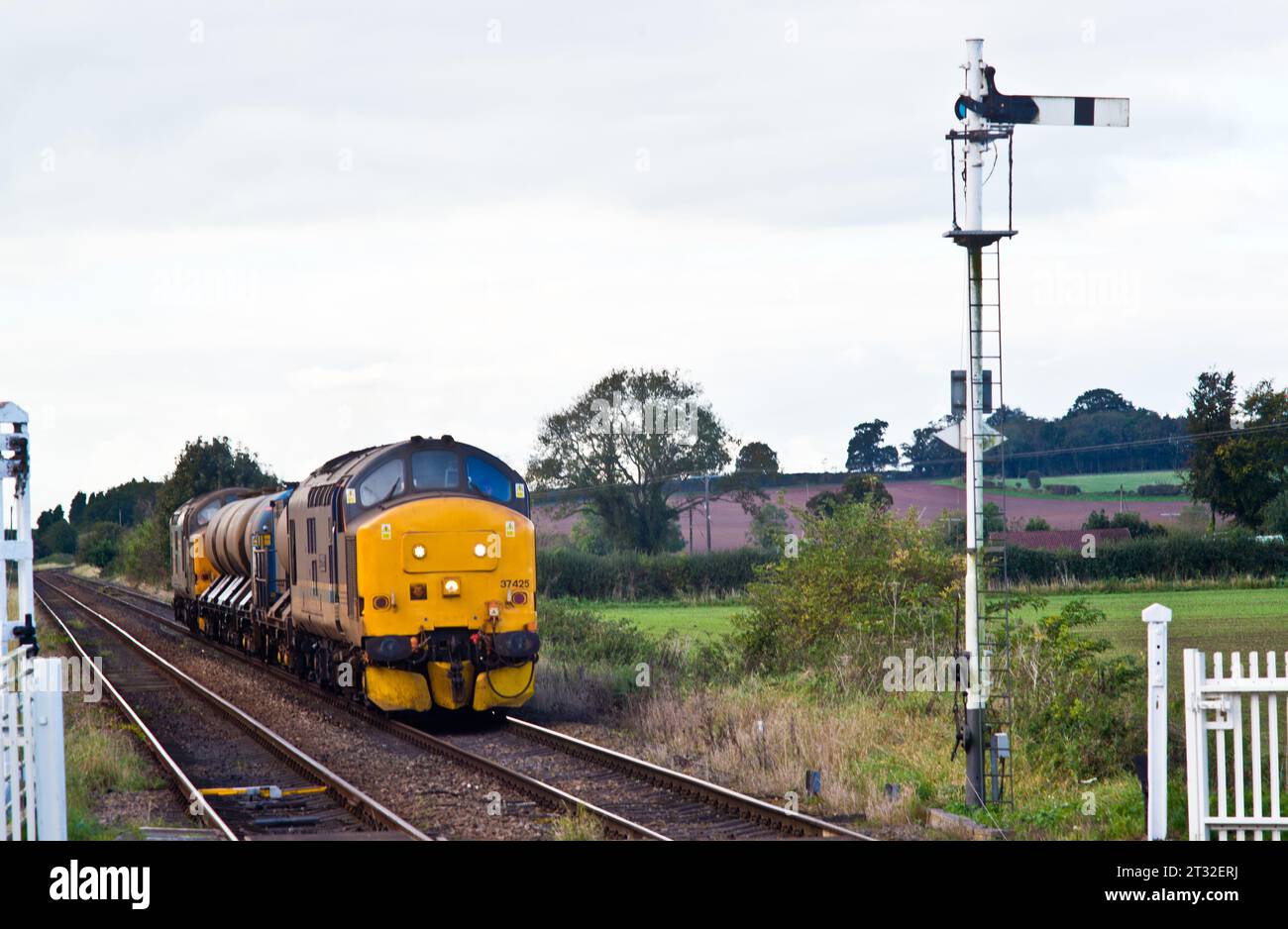 Class 37425 Concrete Bob on Rail Head Treatment Train pauses at signal ...