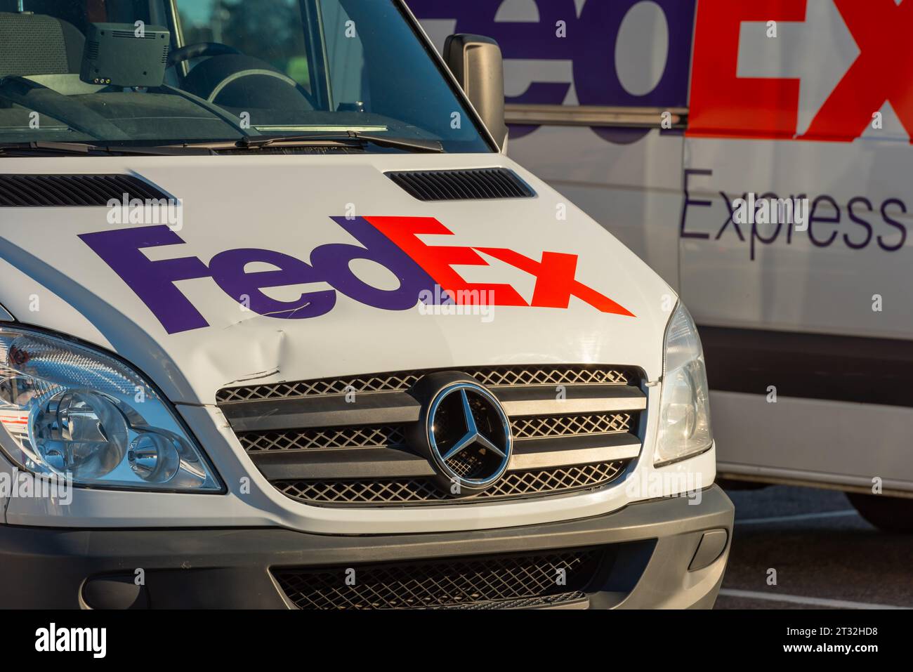 Fedex loading hi-res stock photography and images - Alamy
