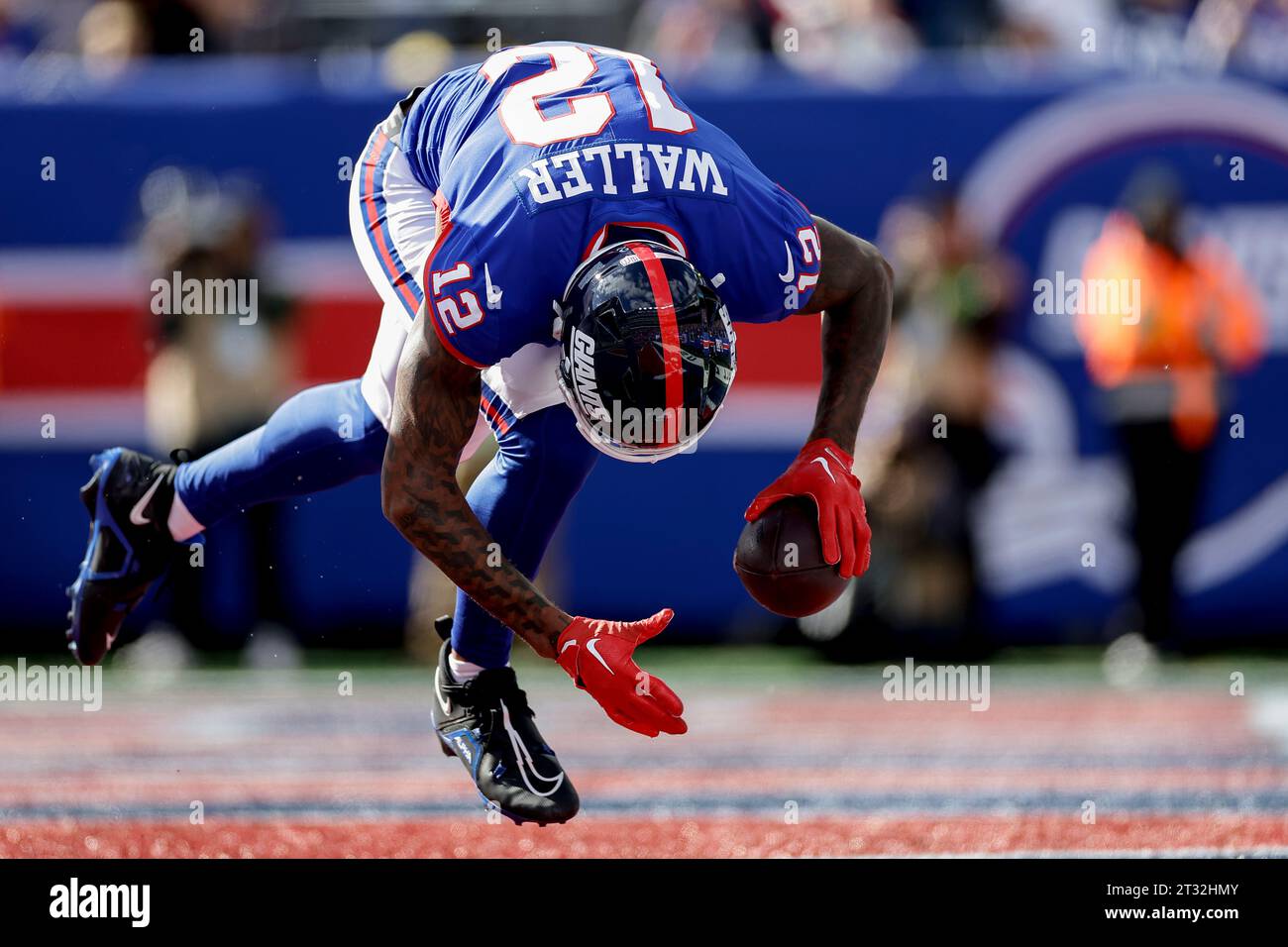 New York Giants tight end Darren Waller (12) scores a touchdown against ...