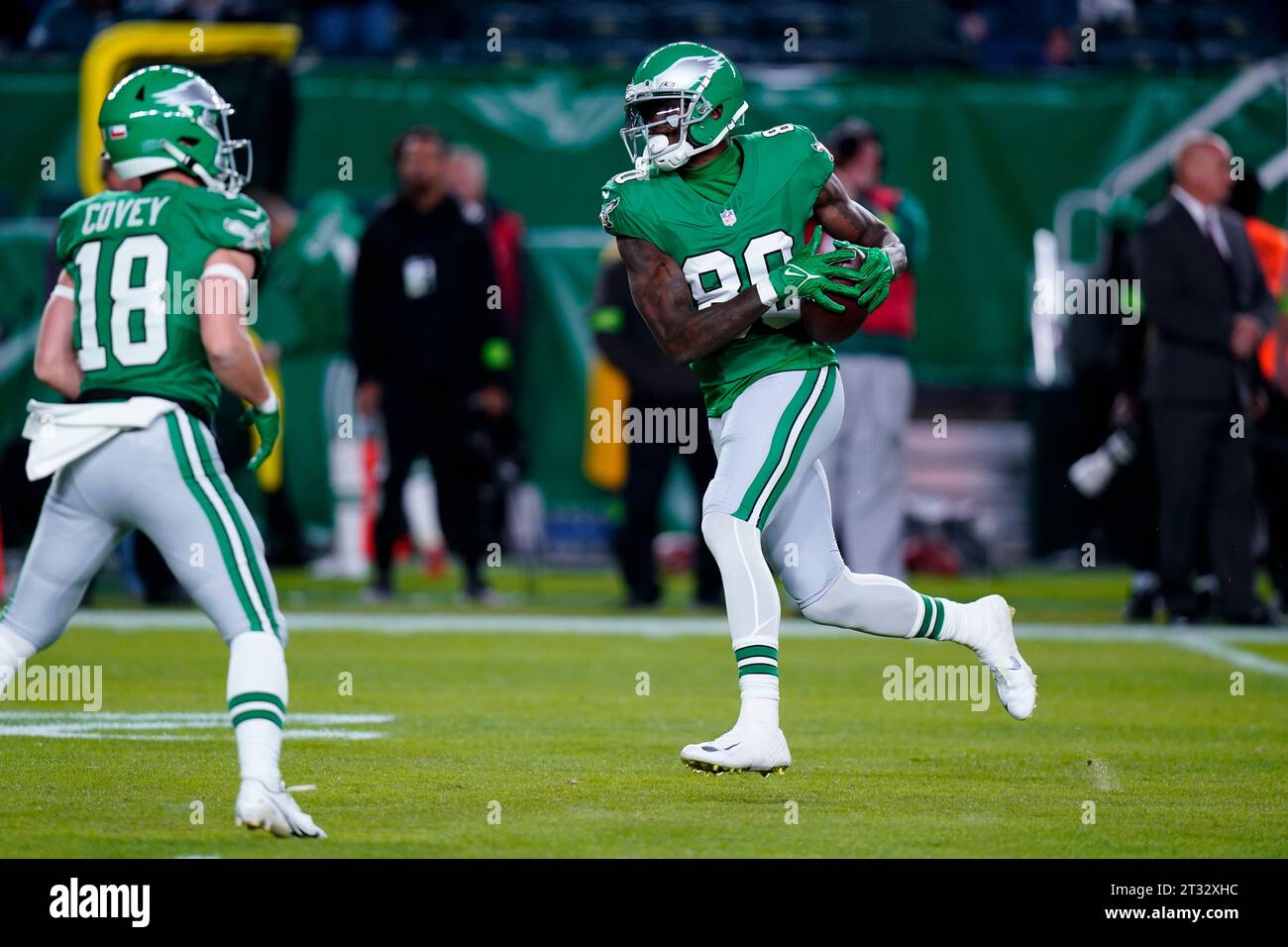Philadelphia Eagles wide receiver Julio Jones (80) warms up before an ...