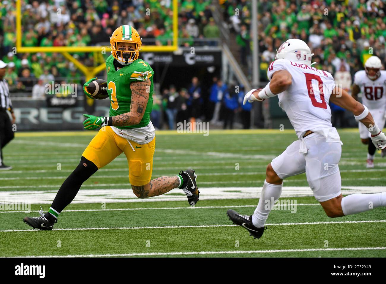 Oregon tight end Terrance Ferguson (3) looks for running room as ...