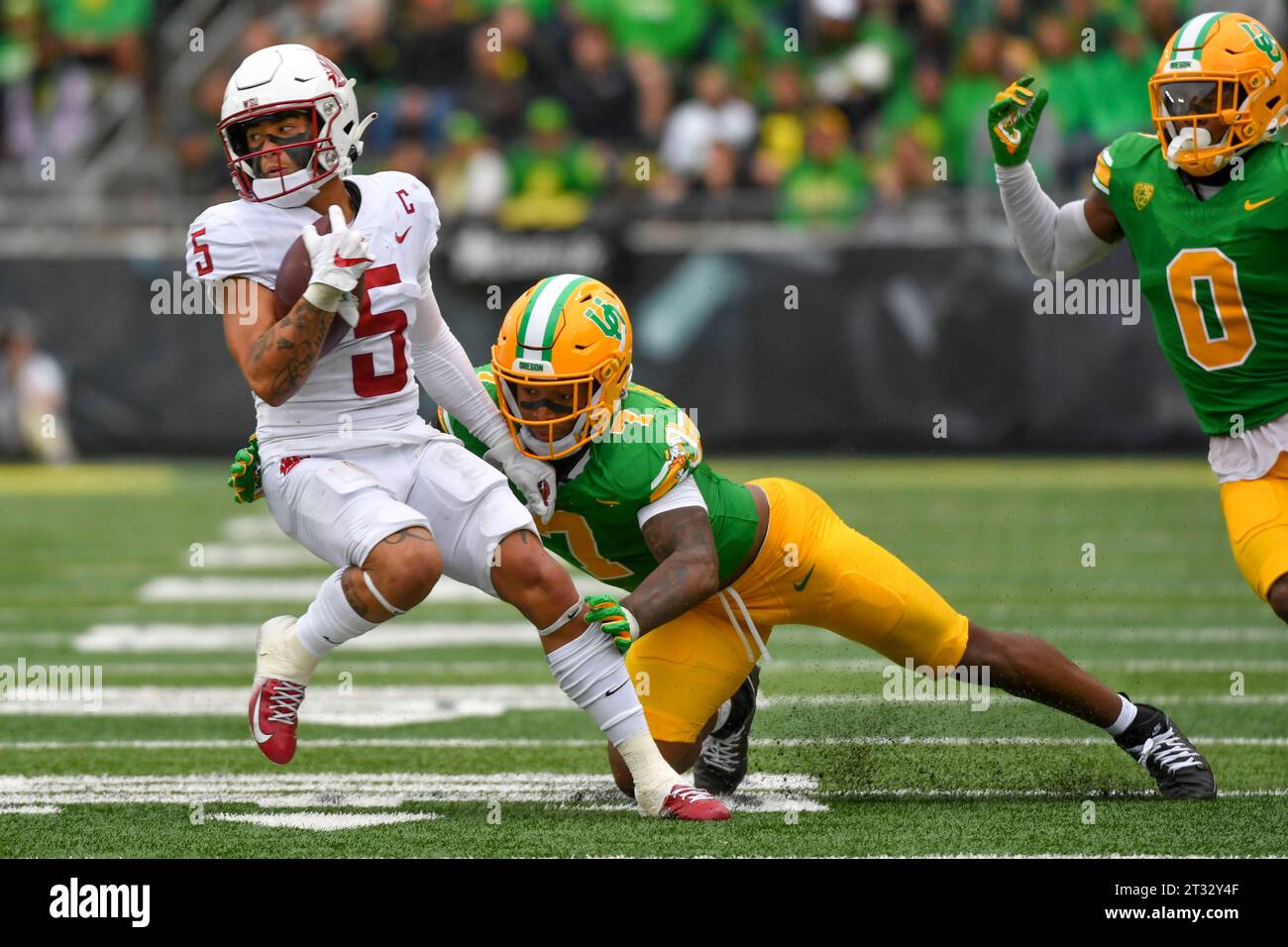 Washington State wide receiver Lincoln Victor (5) is tackled by Oregon ...
