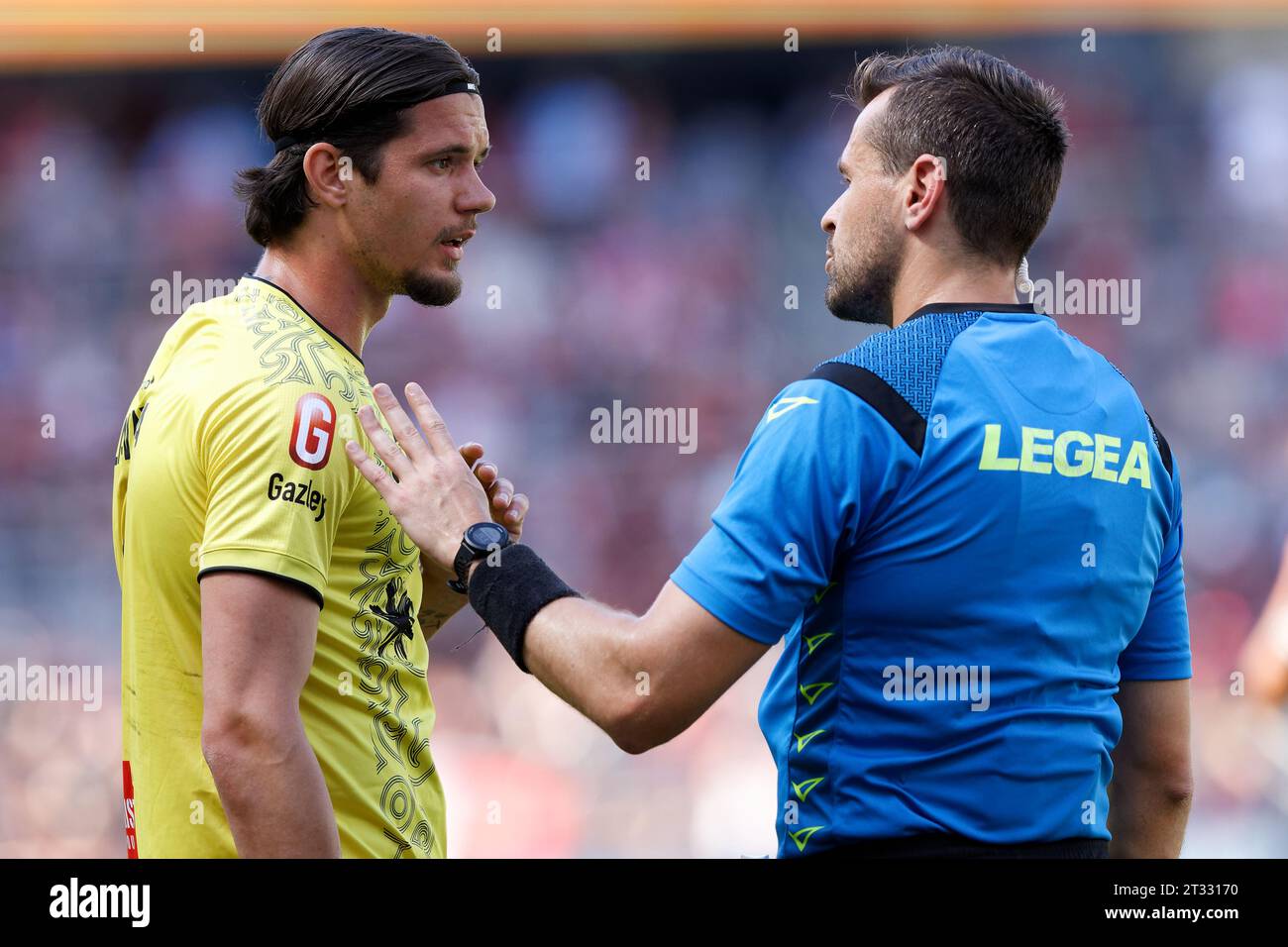 Sydney, Australia. 22nd Oct, 2023. Referee, Ben Abraham speaks to Oskar ...