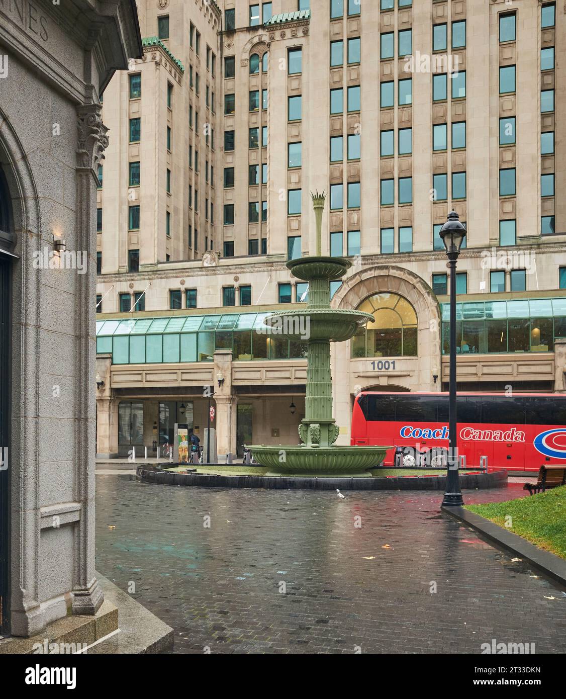 Dorchester square Montreal Stock Photo - Alamy