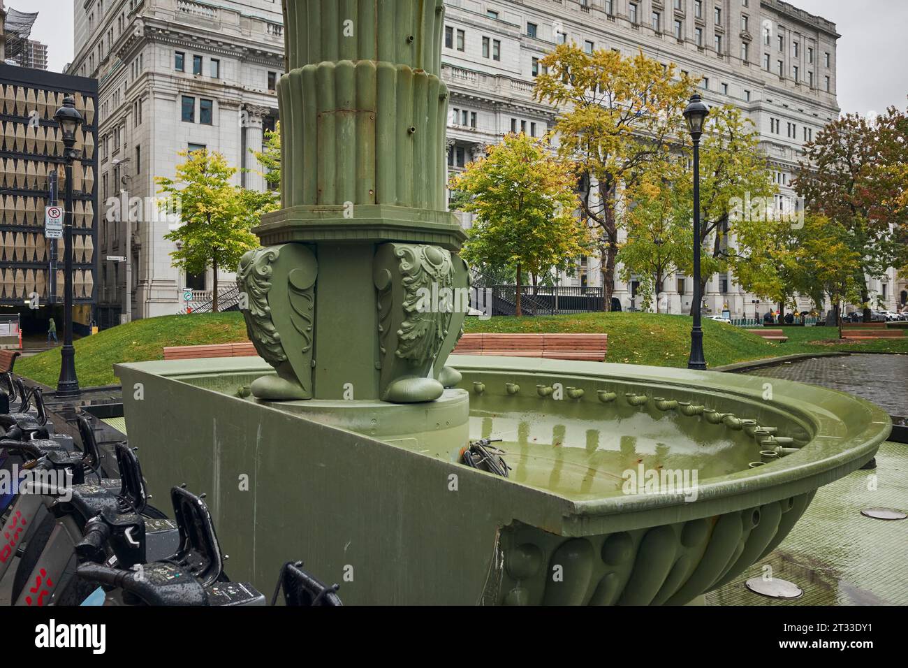 Dorchester square Montreal Stock Photo - Alamy