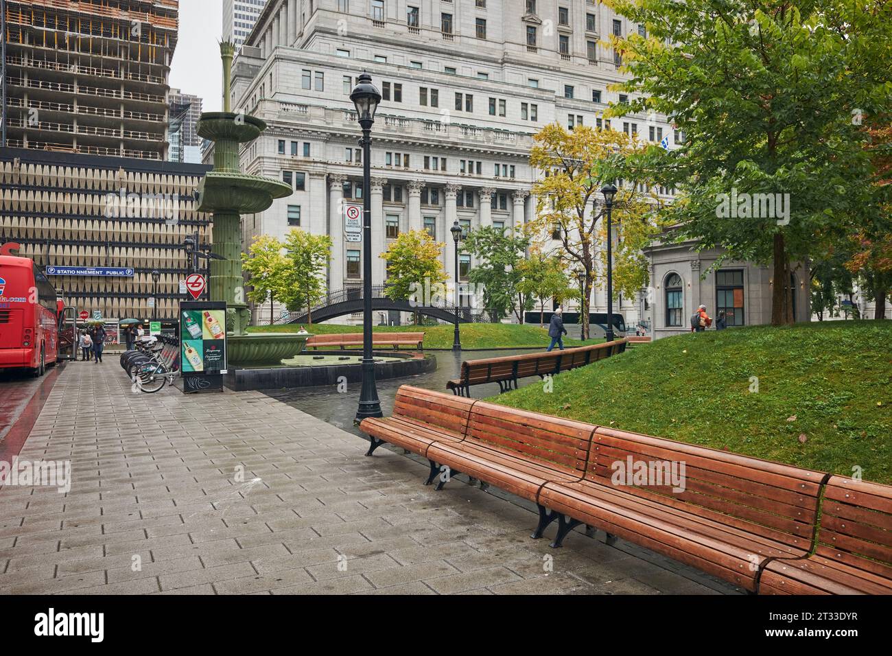 Dorchester square Montreal Stock Photo - Alamy