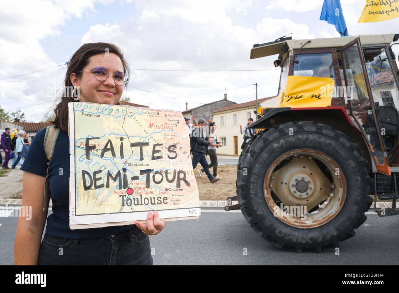 Opening up a map hi-res stock photography and images - Alamy