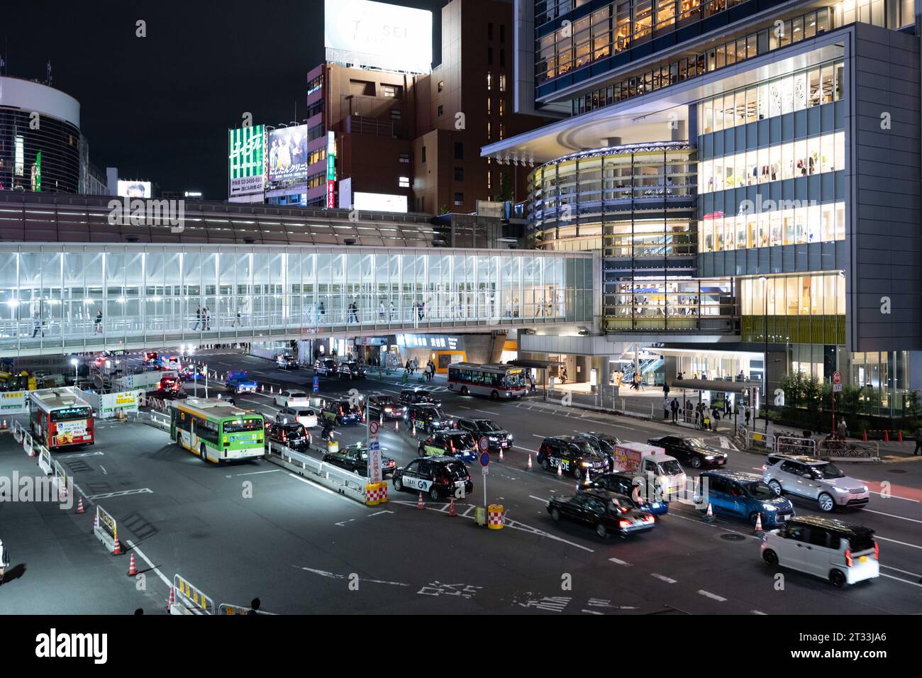 Tokyo, Japan. 21st Oct, 2023. A pedestrian sky bridge crosses a busy ...
