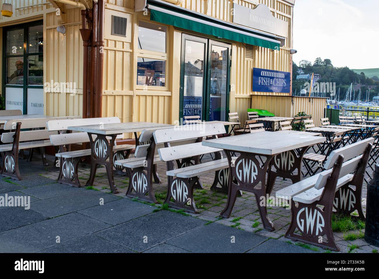 Embankment bistro hi-res stock photography and images - Alamy