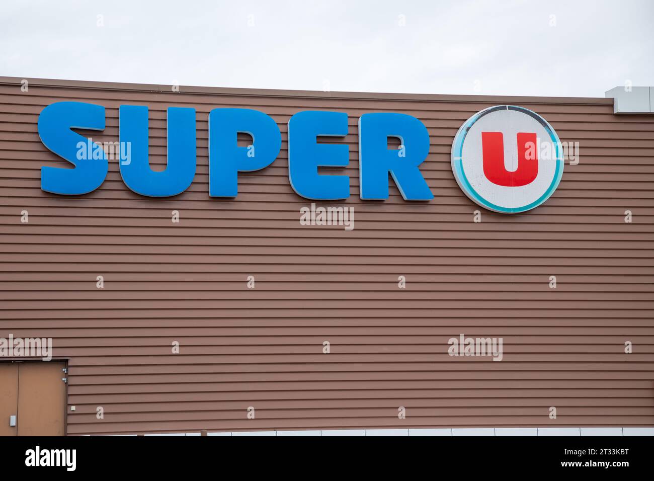 Bordeaux , France - 10 06 2023 : Super U market logo brand and text ...