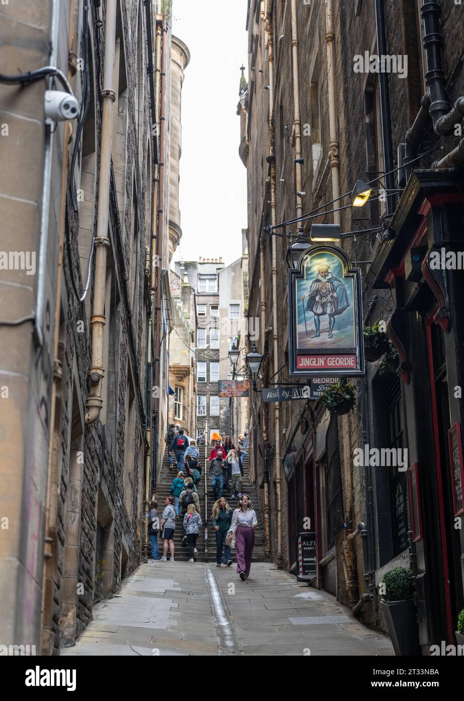 narrow street on the Royal Mile, Edinburgh, Scotland Stock Photo - Alamy