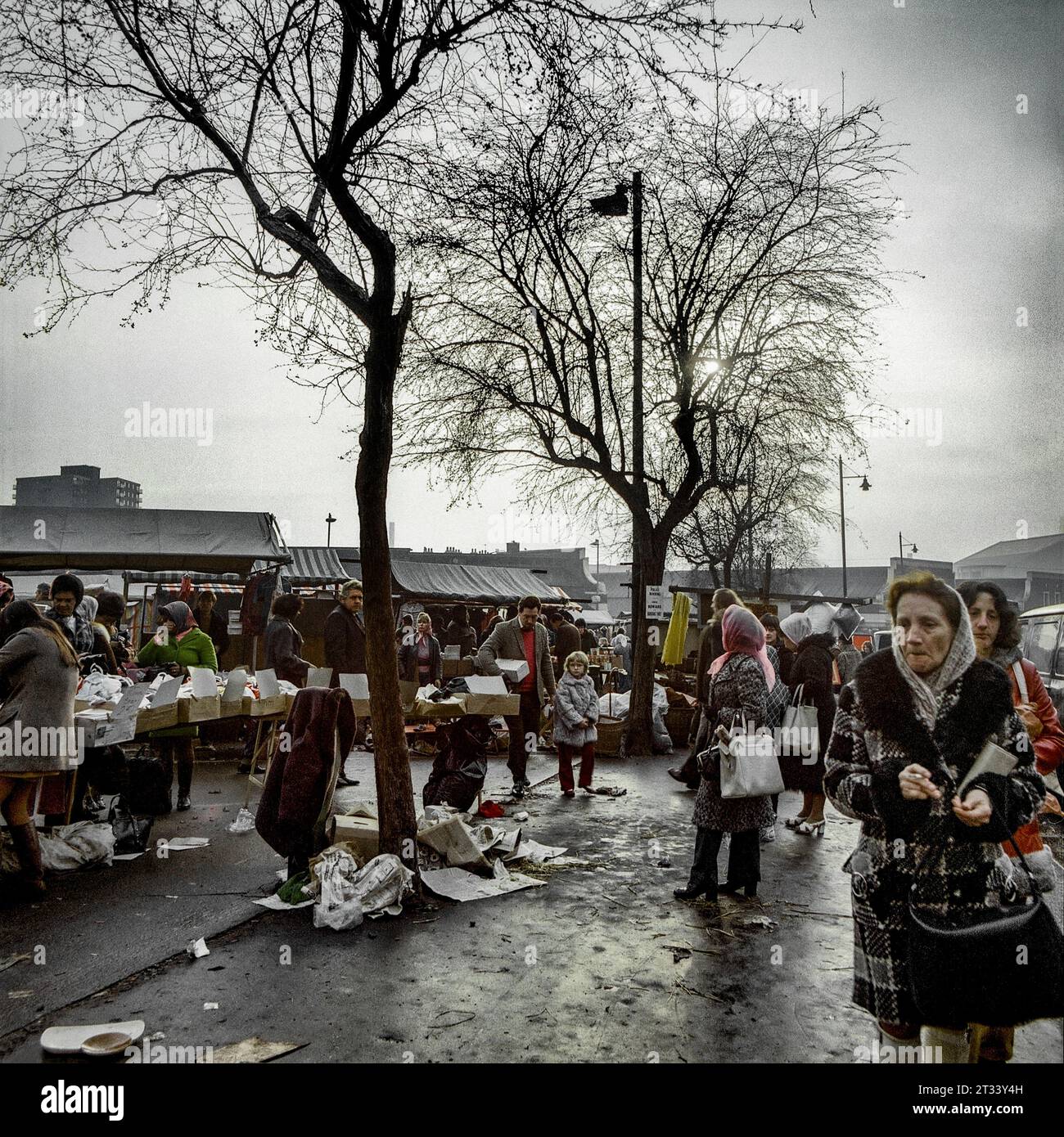 Market stalls on Sneinton Market, Gedling Street during the slum ...