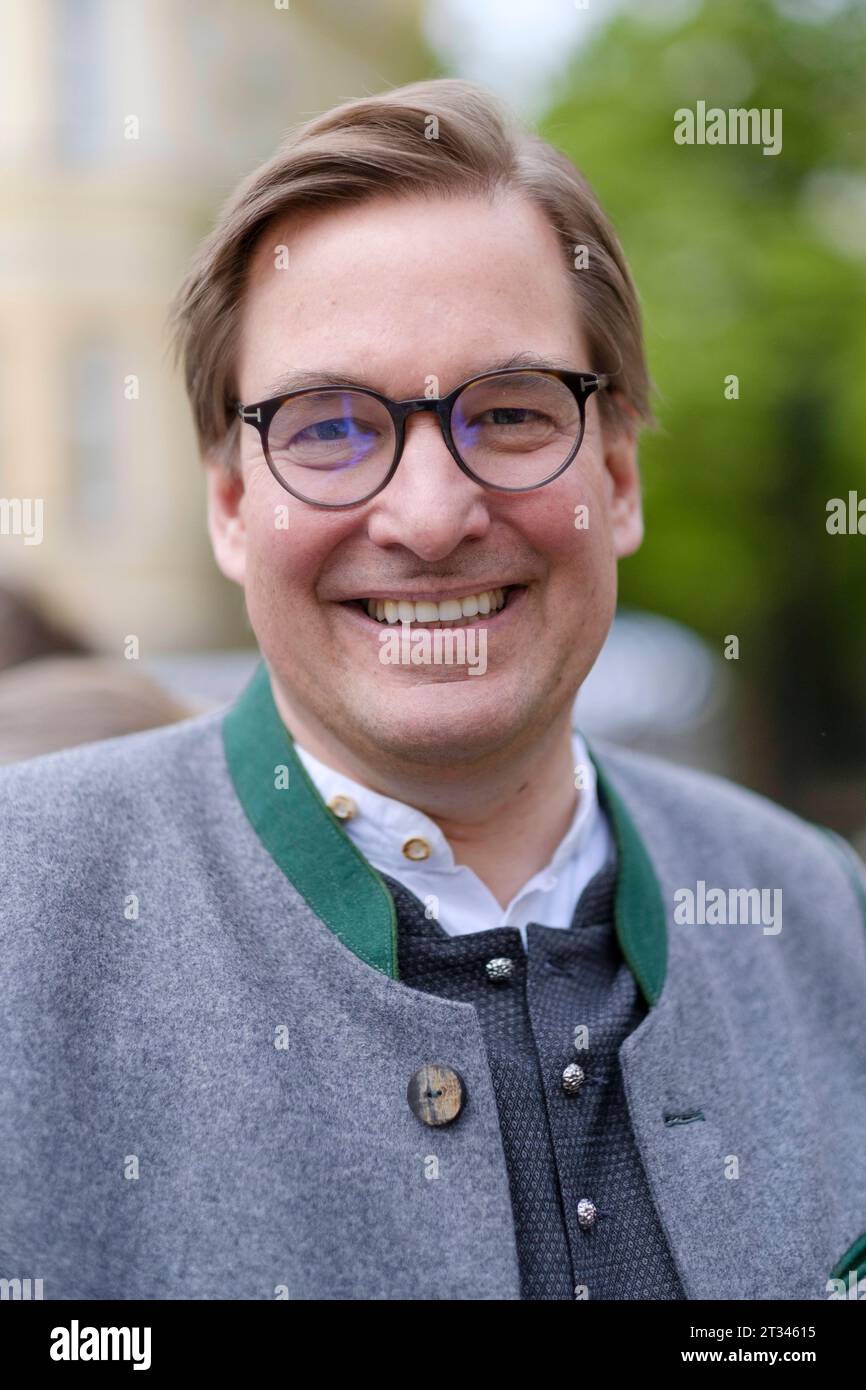 Prof. Dr. Jörg Hoffmann FDP/Stadtrat - Maibaum-Aufstellen am Wiener ...