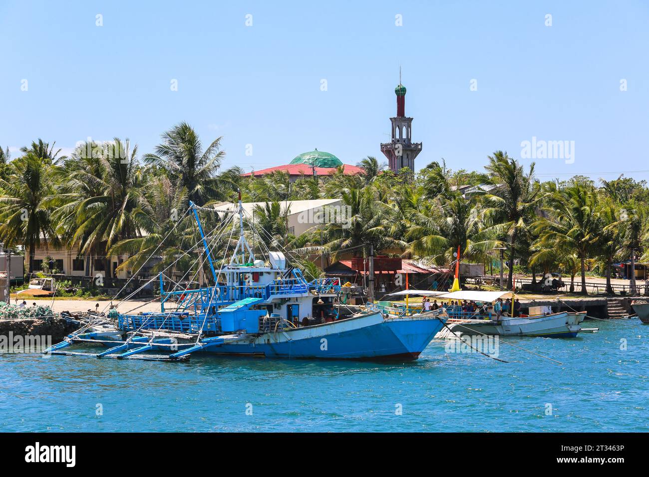 Hagnayah Masjid (muslim mosque) & traditional fishing bangka boats on ...