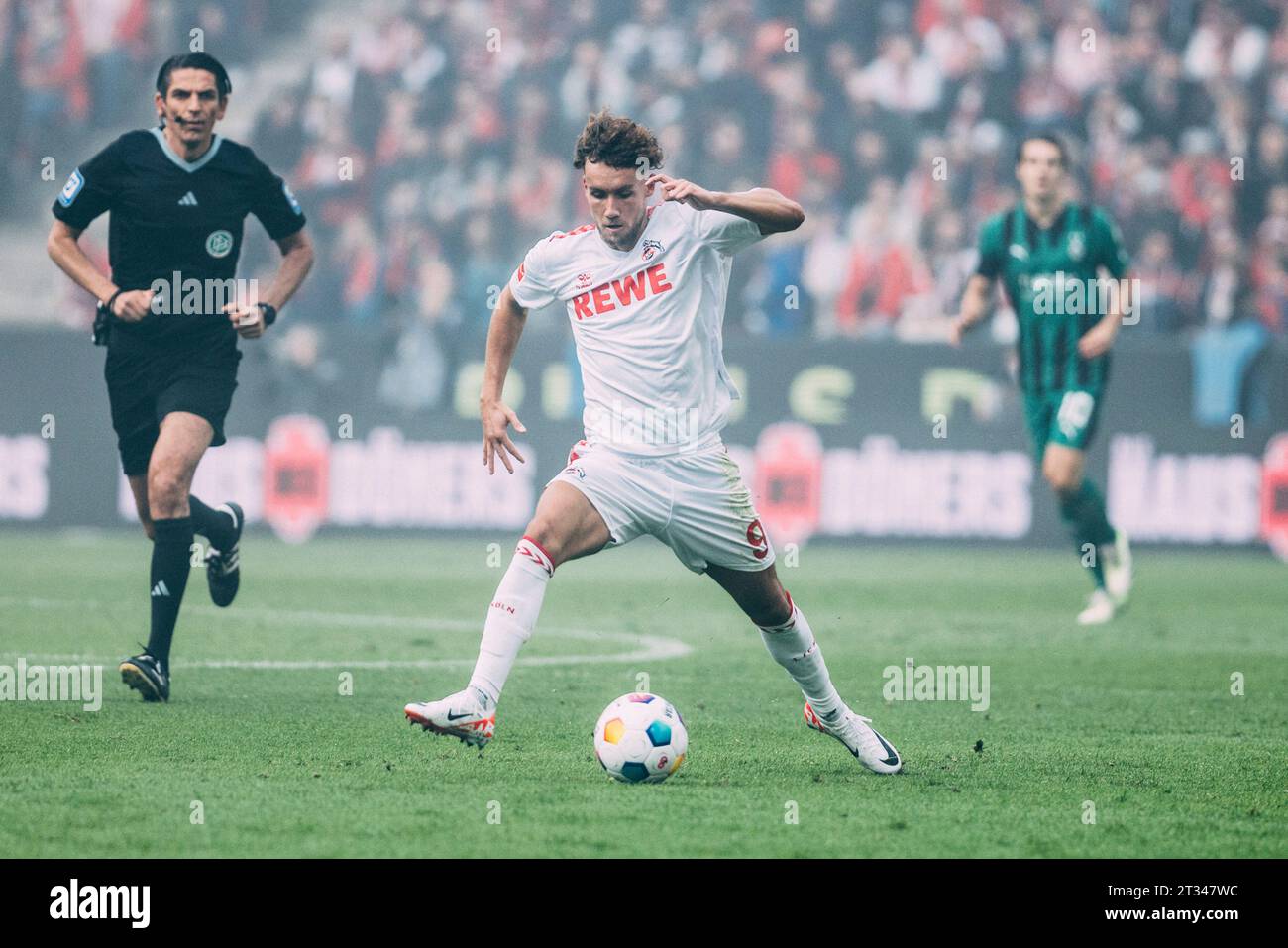 Köln, RheinEnergieStadion, 22.10.23: Luca Waldschmidt (Köln) am Ball ...
