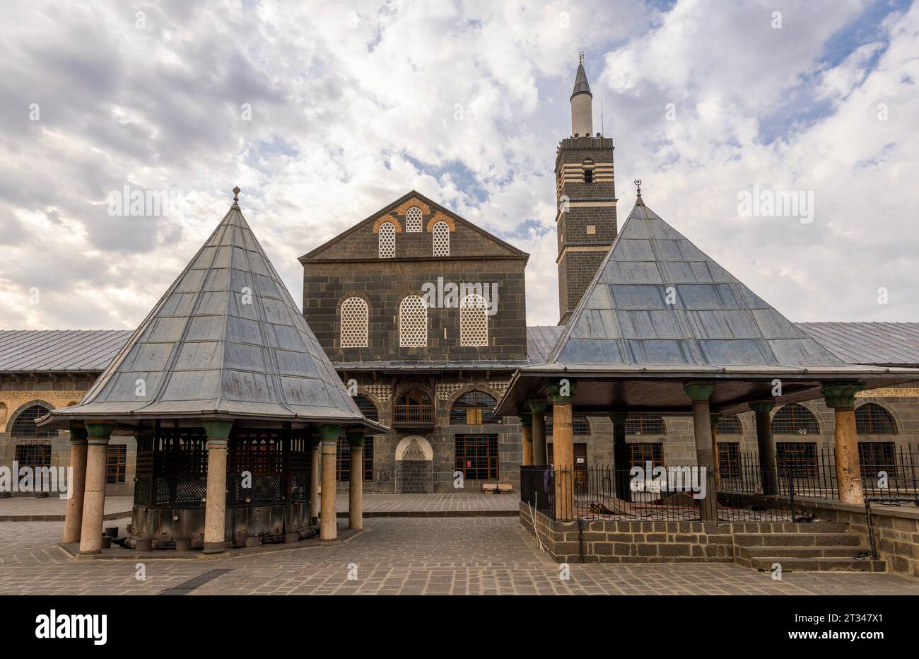 View of the Grand Mosque (Ulu Cami), the central of Diyarbakir Stock ...