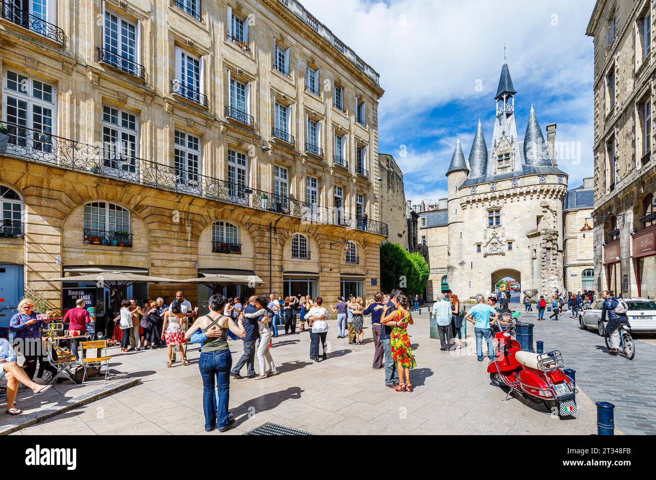 Dancers dancing in the Bordeaux City Tango Festival by Porte Cailhau ...