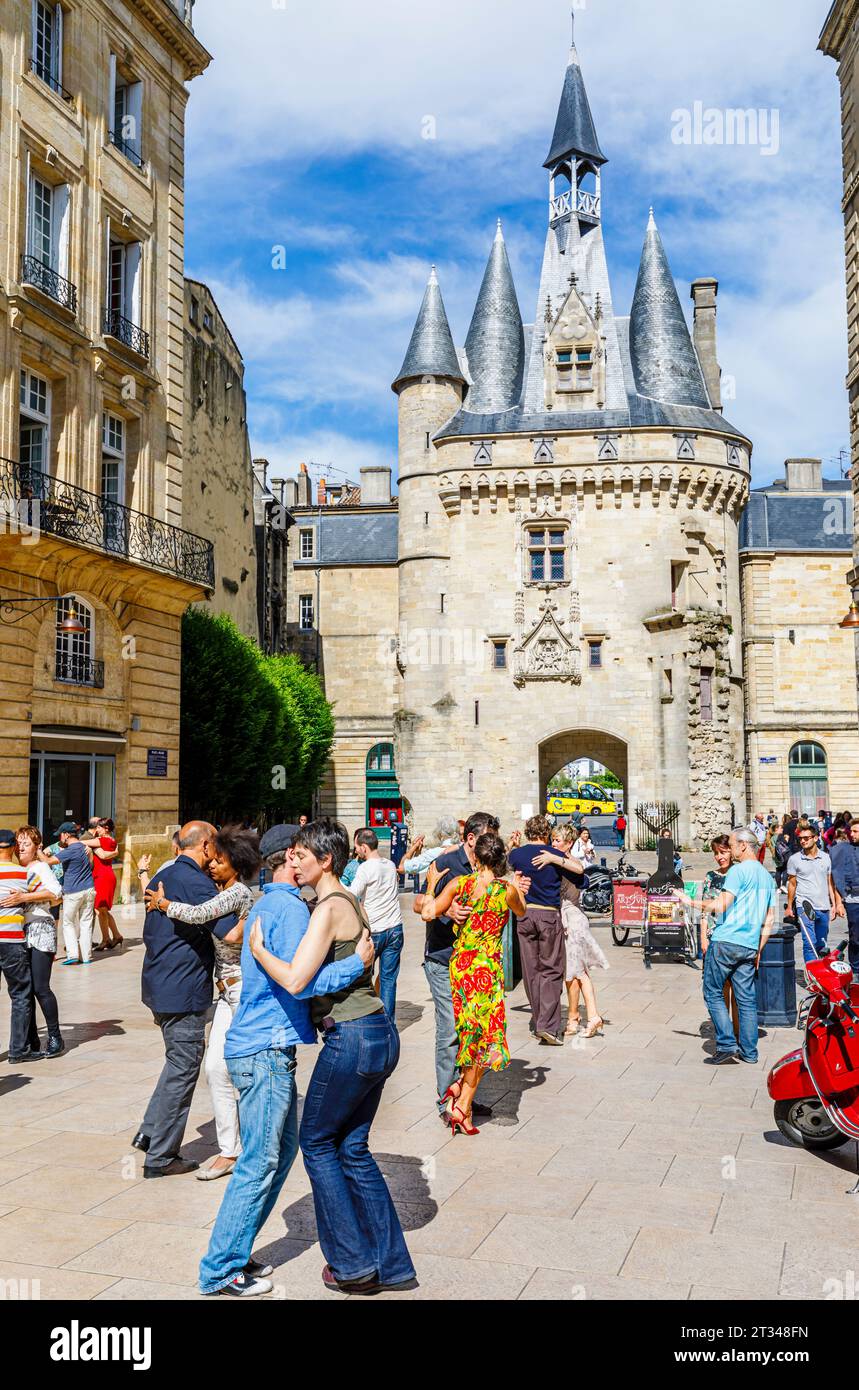 Dancers dancing in the Bordeaux City Tango Festival by Porte Cailhau ...