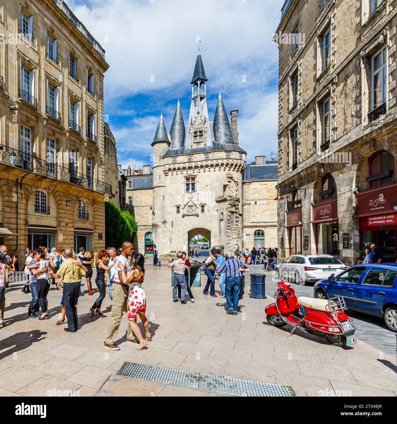 Dancers dancing in the Bordeaux City Tango Festival by Porte Cailhau ...