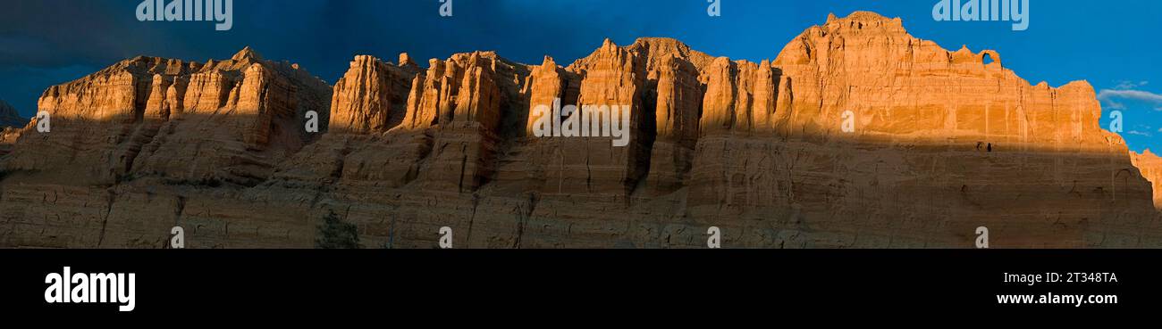 Panorama of the mesas of western Tibet Stock Photo - Alamy