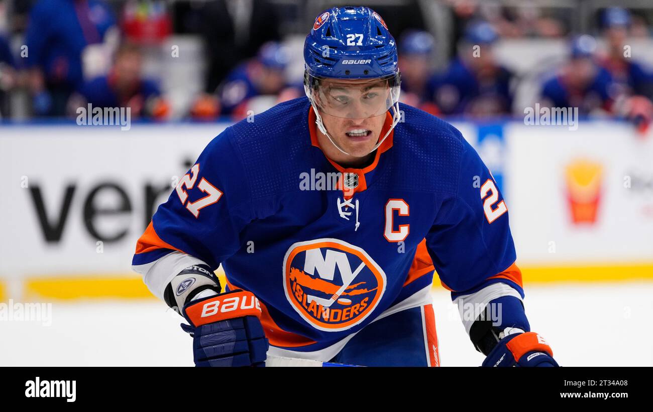 New York Islanders' Anders Lee (27) during the second period of an NHL ...