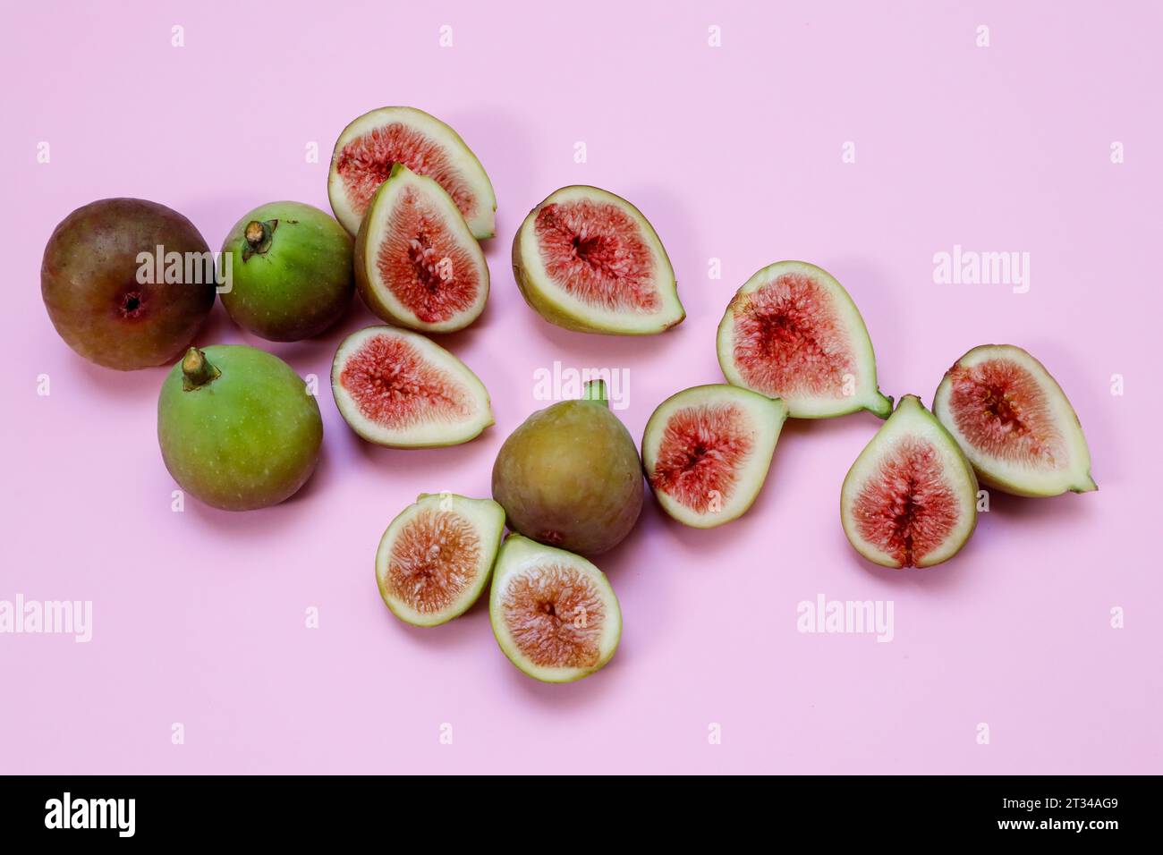 Whole and sliced figs on a pink background Stock Photo - Alamy