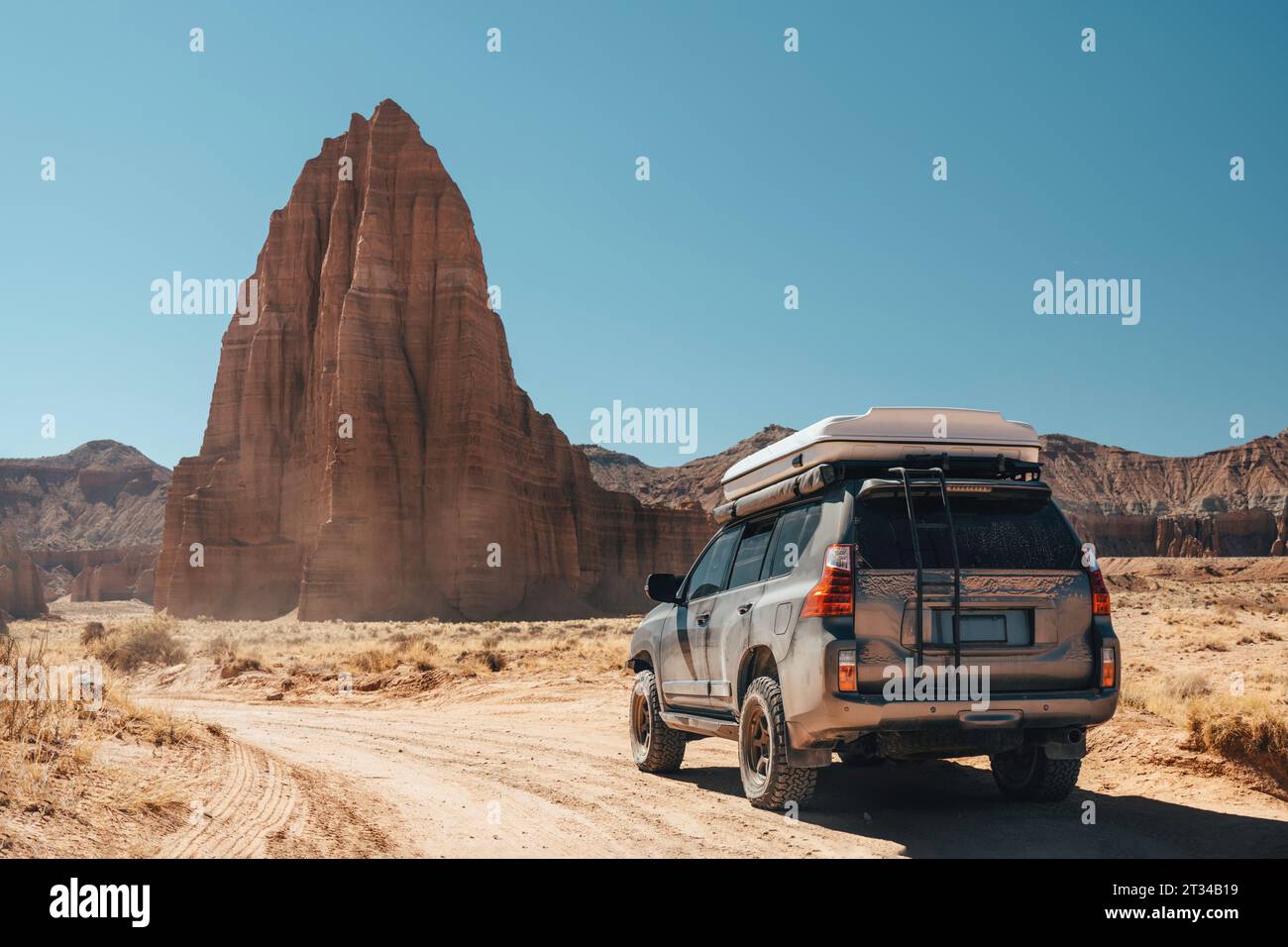 Offroad vehicle in dusty desert scene Stock Photo - Alamy