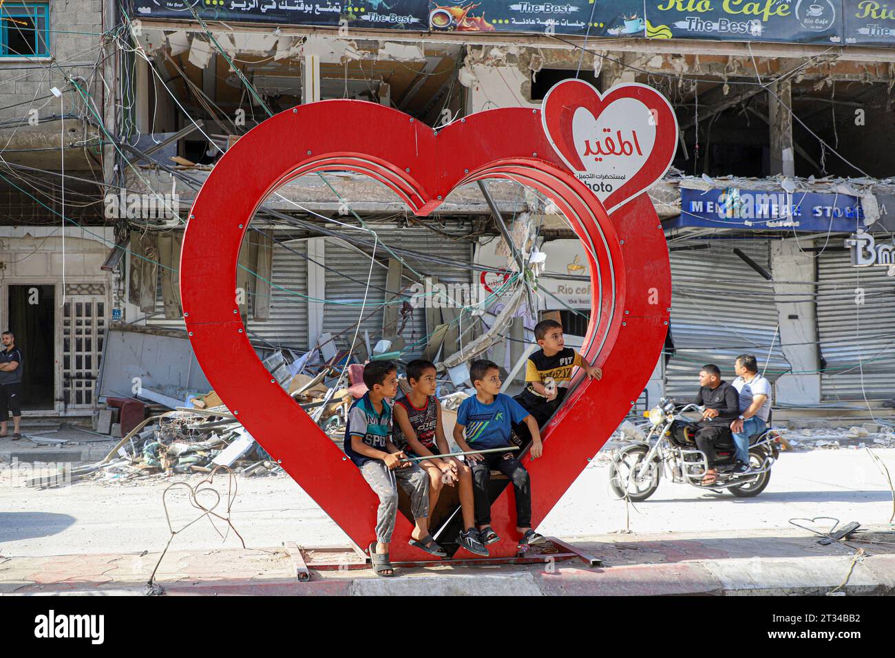 Gaza. 22nd Oct, 2023. Children sit on a heart-shaped installation in ...