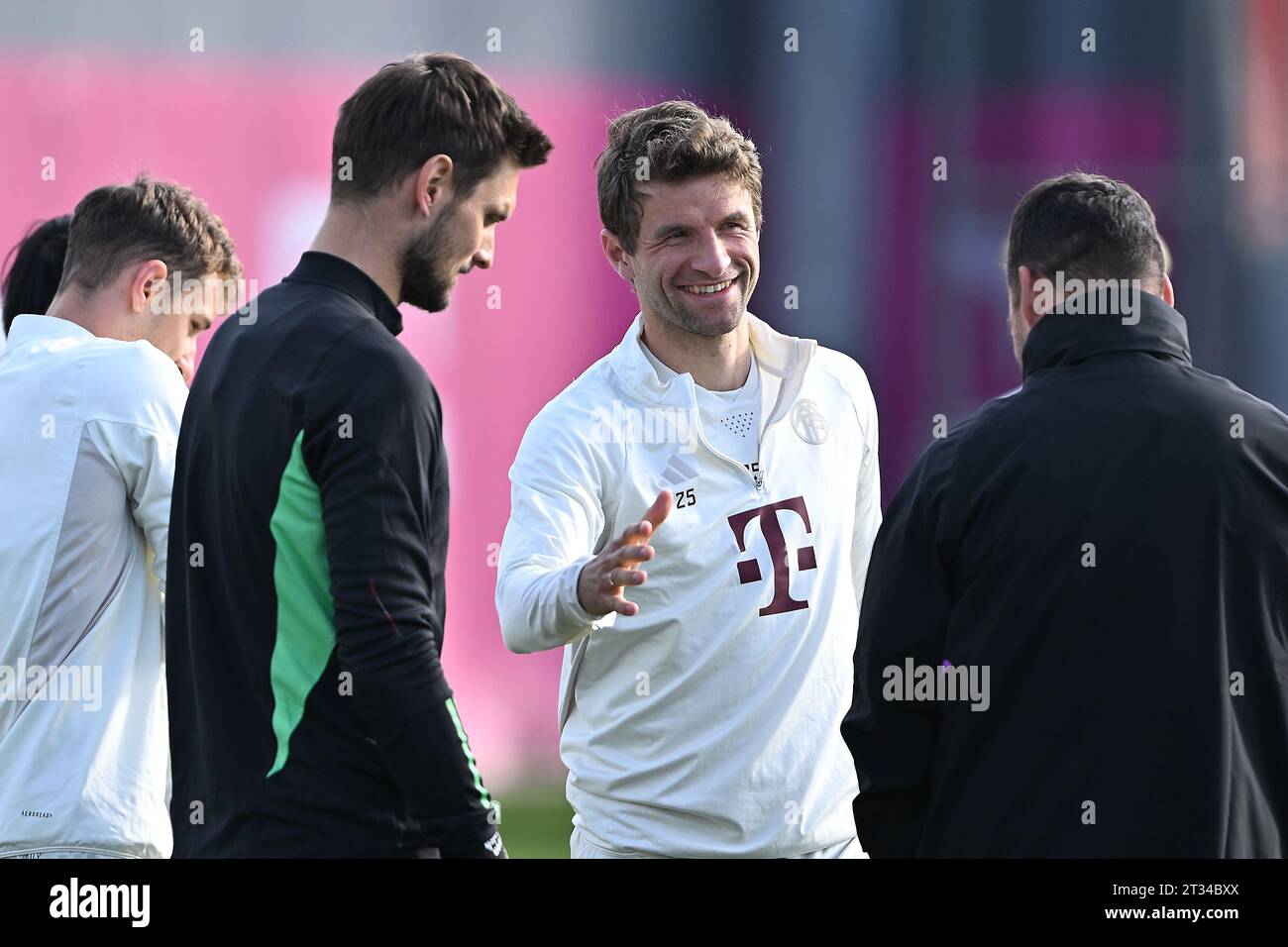 Munich, Germany. 23rd Oct, 2023. Goalkeeper Sven Ulreich (2nd from left ...