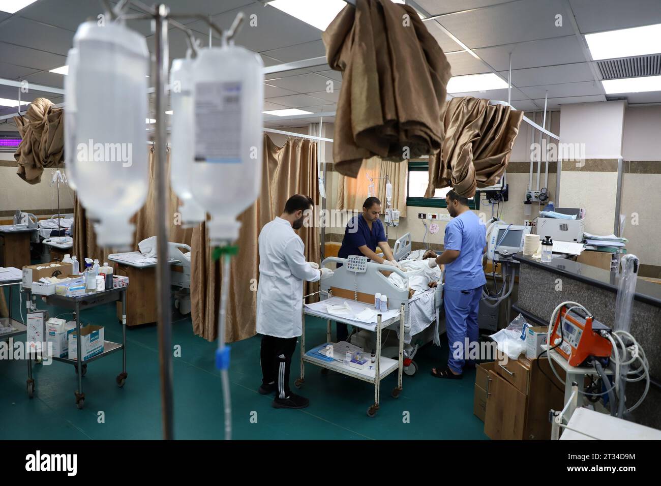 Gaza. 22nd Oct, 2023. Medical workers treat an injured person inside ...