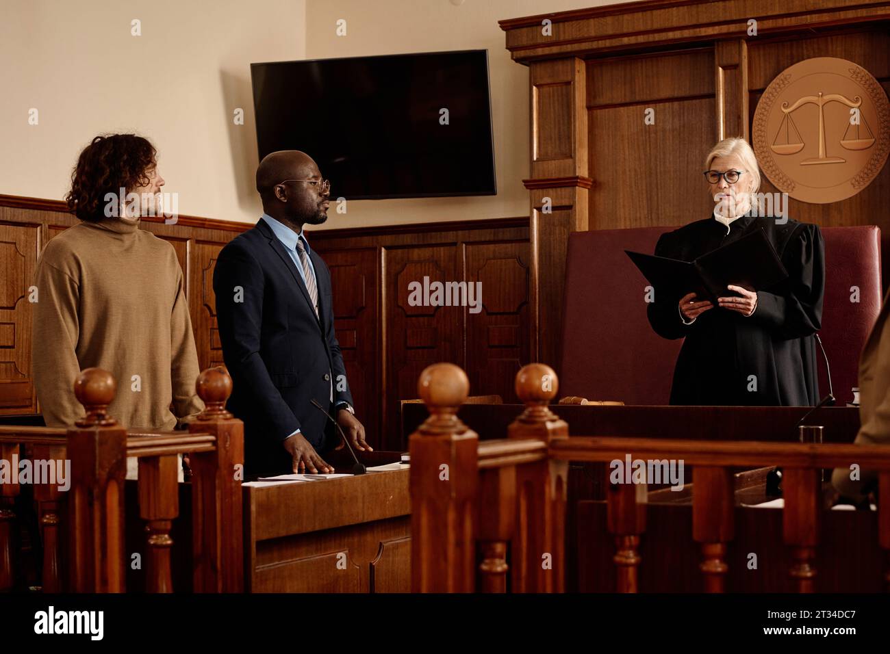 Female judge standing in court hi-res stock photography and images - Alamy