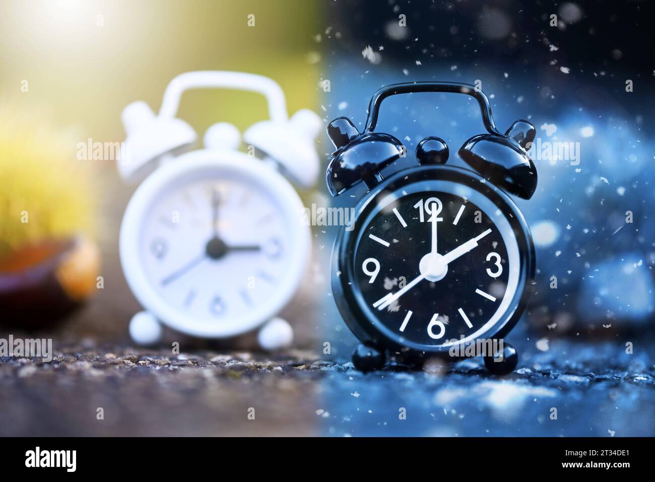 FOTOMONTAGE, Weißer und schwarzer Wecker, Symbolfoto Winterzeit ...