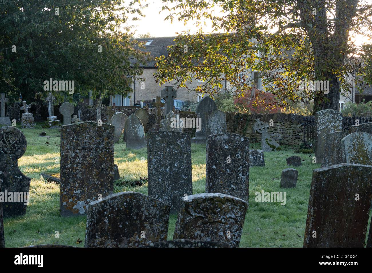 St. Nicholas churchyard, Chadlington, Oxfordshire, England, UK Stock ...