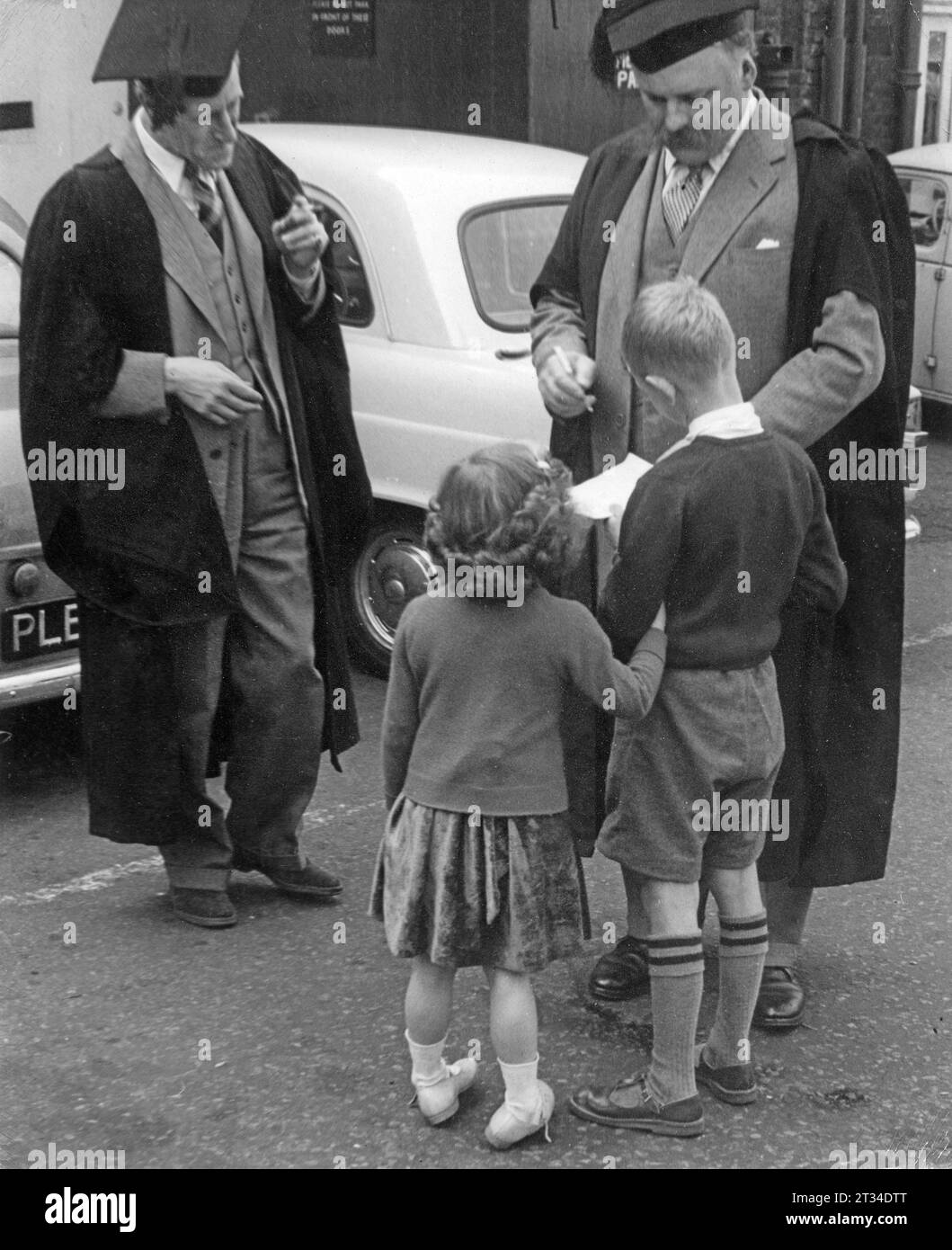 Girl and smoking boy hi-res stock photography and images - Alamy