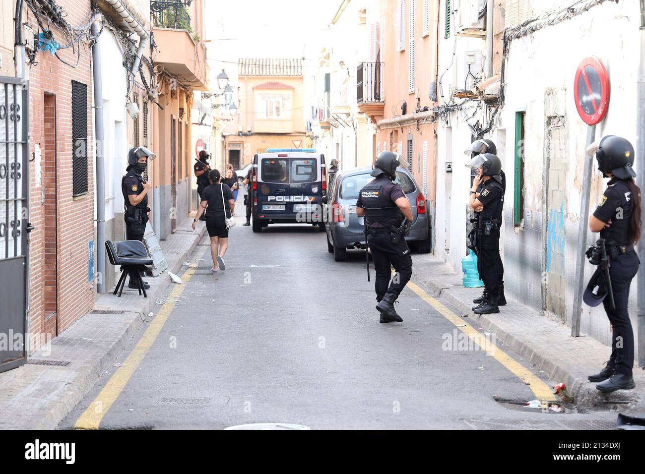 Police officers during an anti-drug operation in the neighborhood of La ...